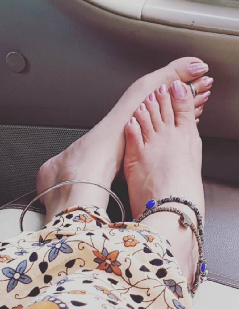 Samanansari's Beautiful Feet - Long Toenails - Social Media Feet