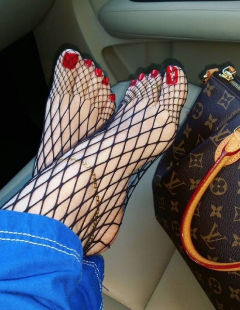 Toe Standard - 404 Feet - Social Media Feet